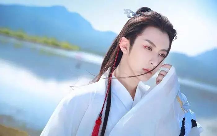 He is the only "male queen" in history. - iNEWS