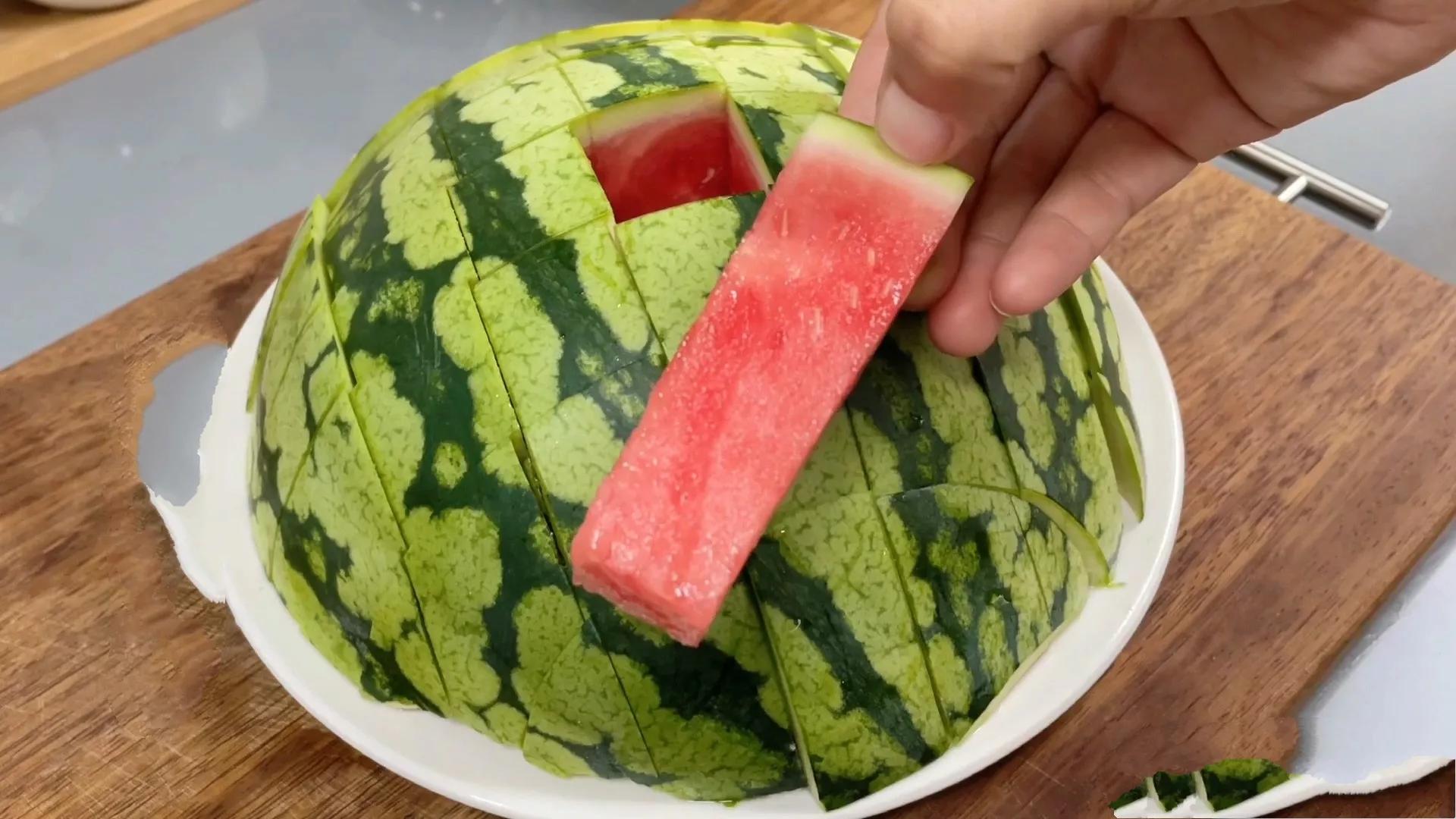 Which way to eat watermelon is more civilized and more affordable? - iNEWS