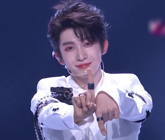 INTO1 members' faces were taken for the first time, with high and low ...