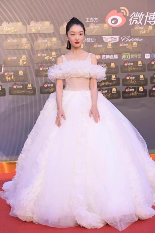 On the red carpet of Weibo night, the stars are shining, Ni Ni is delicate, Yao Chen is gentle ...