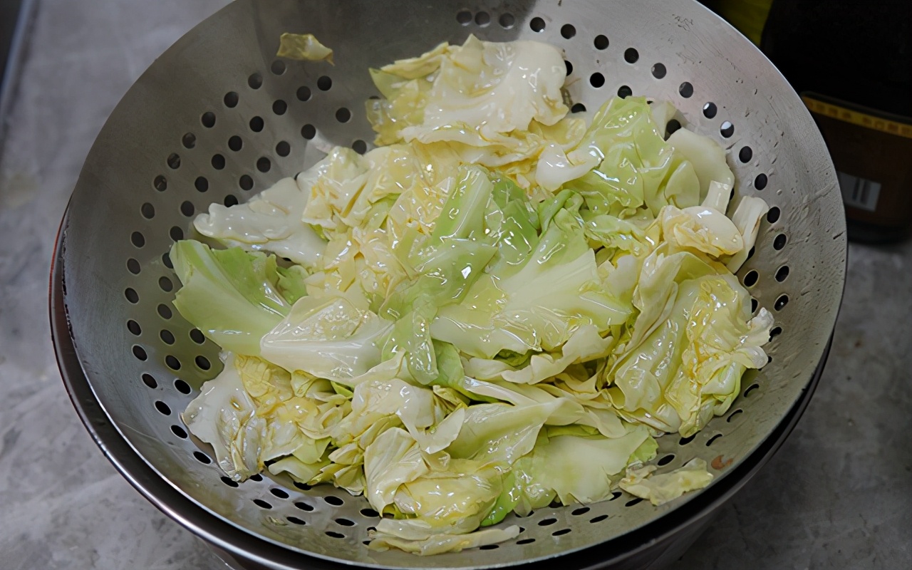 The chef teaches you how to tear the cabbage by hand. The cabbage is ...