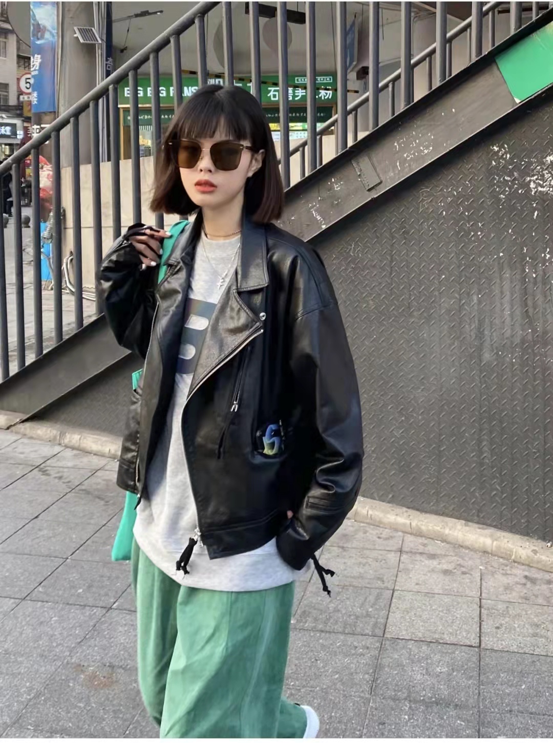How to match black leather jackets to look good - iNEWS