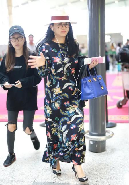 Wang Yuelun and his wife are in the same frame! Li Xiang's red suit is ...