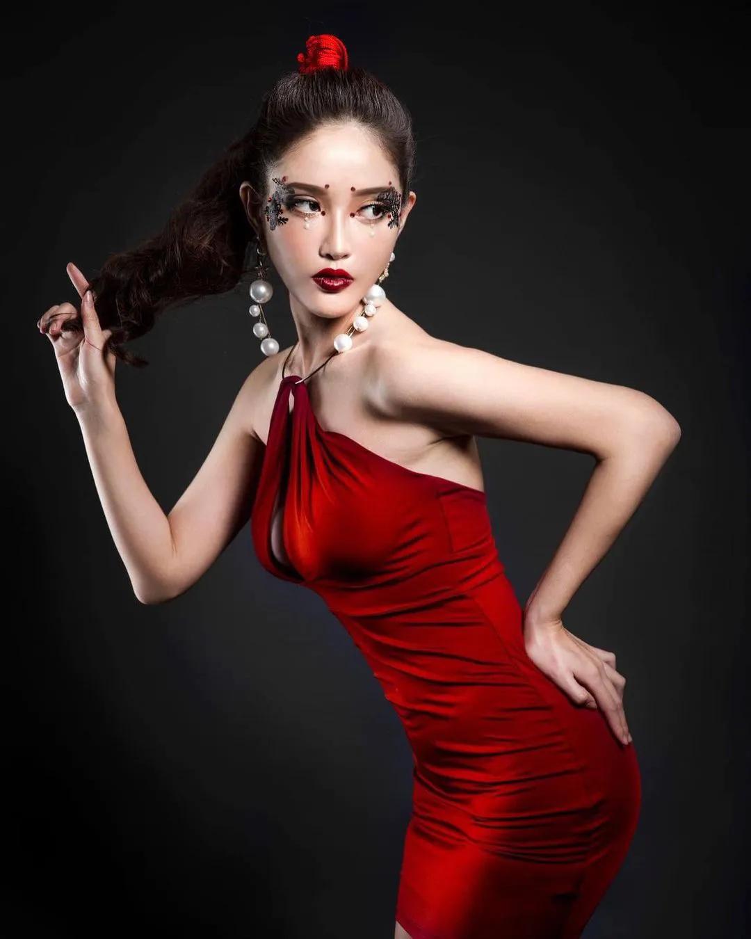 Huang Shuting ViVi, a fashion model, looks back and smiles. - iNEWS