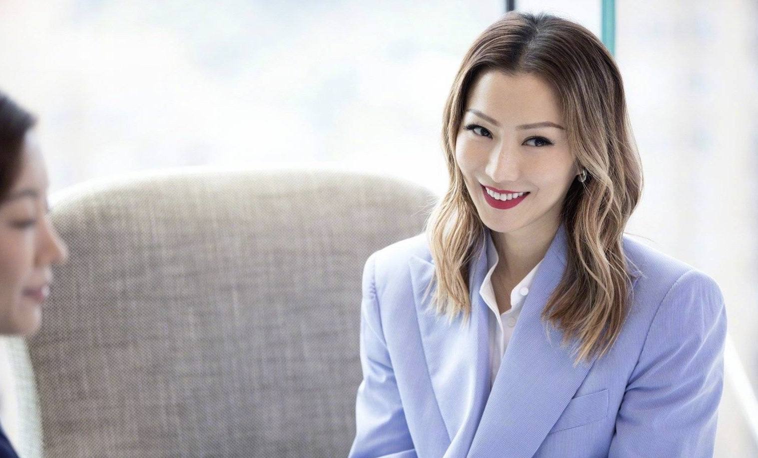 Tin Hau Zheng Xiuwen sun scraping photos, his back arms are dark red ...