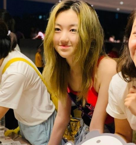 Li Yan has a sailor suit shape and a pair of pony tails shows a girlish ...