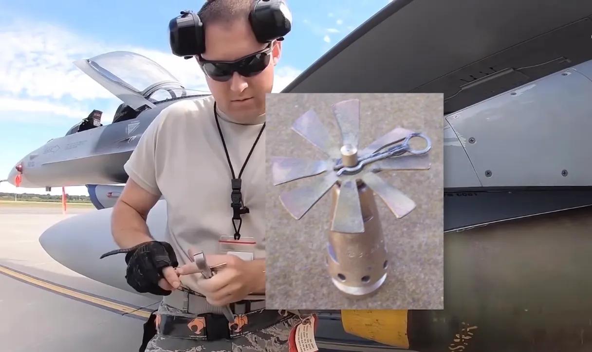 There are also propellers on the bomb, they look very inconspicuous ...