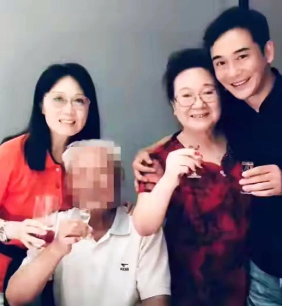 Wu Qiong and her 15-year-old husband look so harmonious - iNEWS