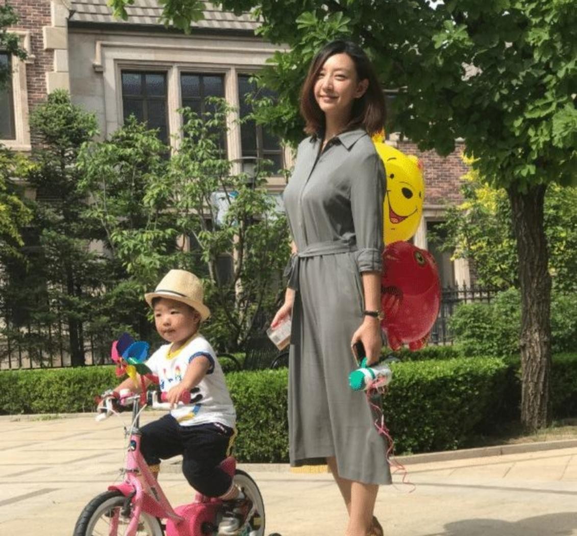 Ling Xiaosu and his wife rarely fit together. Tang Yifei is as ...