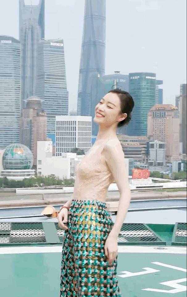 Popular underwear to wear outside?Ni Ni Di Li Reba wears similar low ...