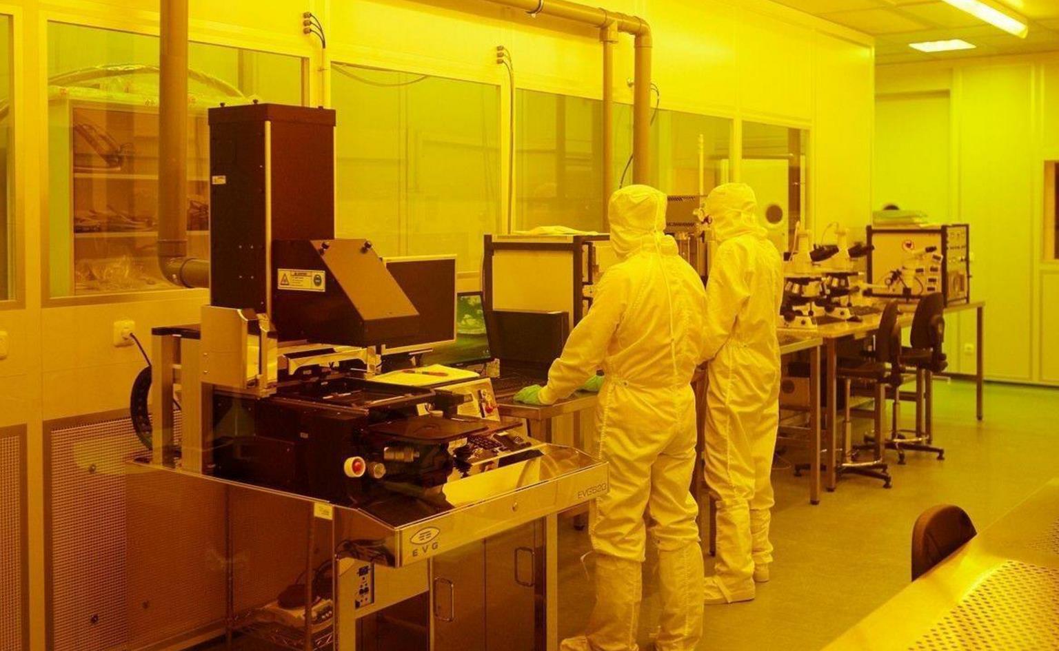 The domestic lithography machine just rolled off the assembly line ...