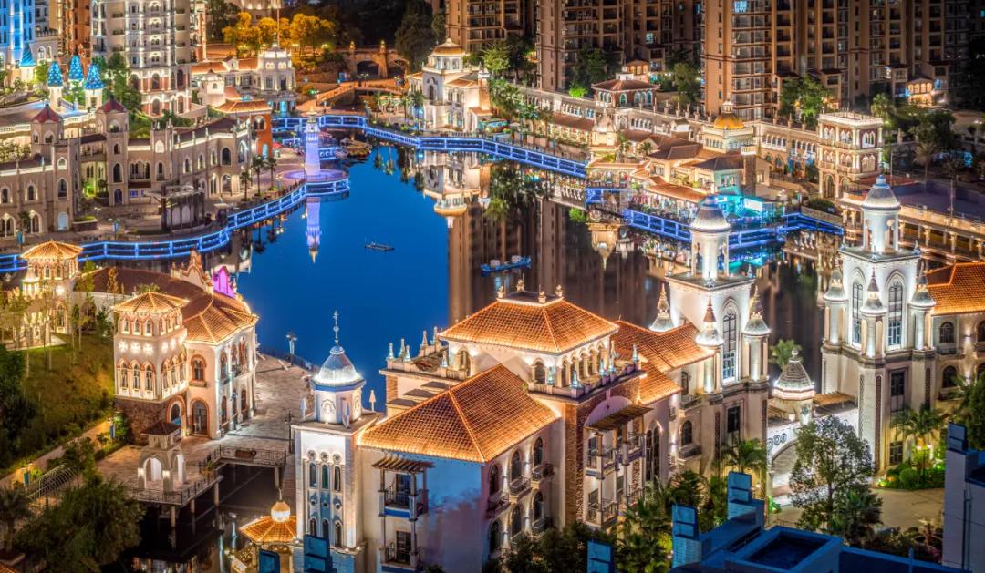 To accompany the child, or to be accompanied by the child?What is the ...