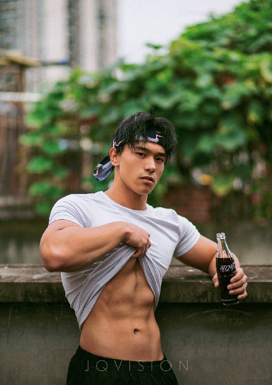 Brother Sunshine Zeng Haoran: Have a nice day alone - iNEWS