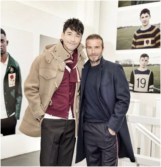 A close photo of Hu Bing, the first male model in the Mainland, and his ...