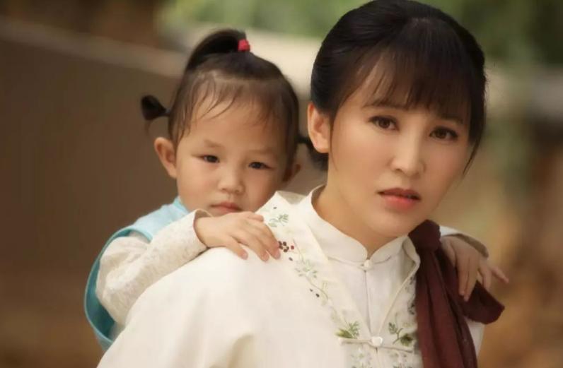 At the age of 19, she eloped with the director and became popular with ...