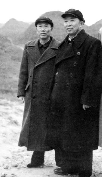 Deng Hua shouted angrily at the guards: I used to confiscated the guns ...