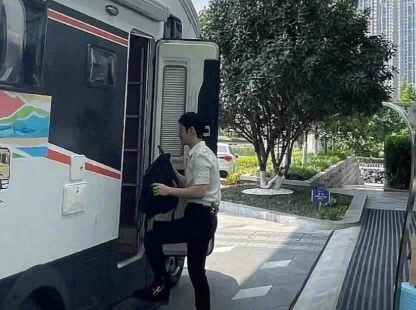 "Chinese Restaurant 5" Reuters photo, Huang Xiaoming's body proportion ...