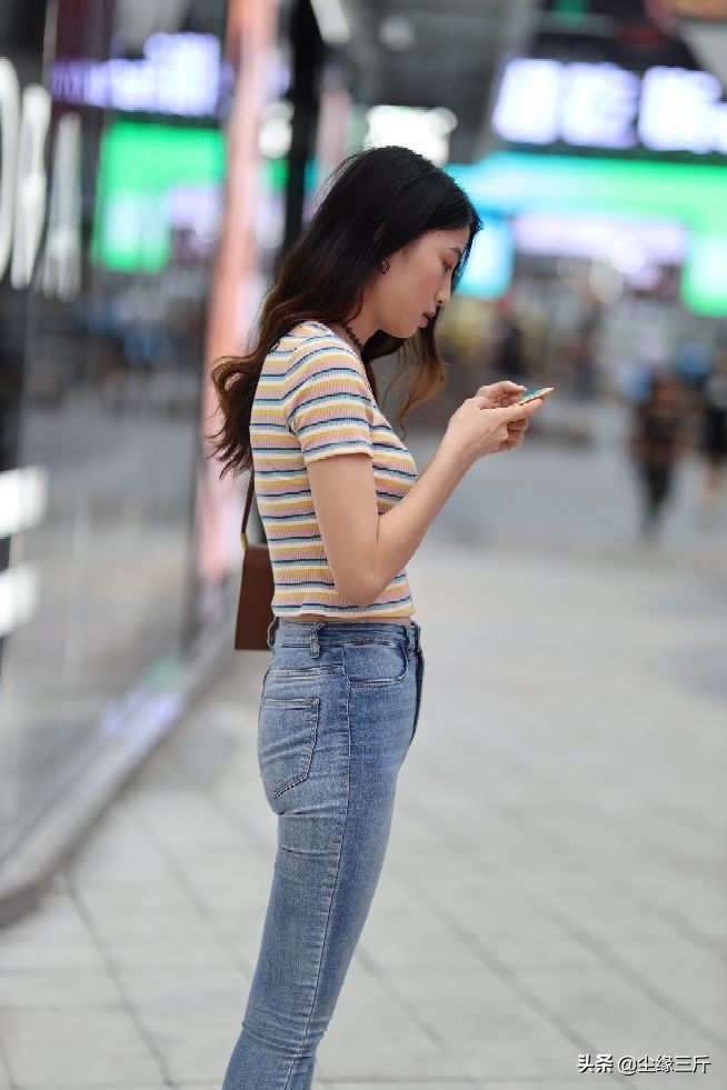 Street photography: beautiful women in jeans - iNEWS