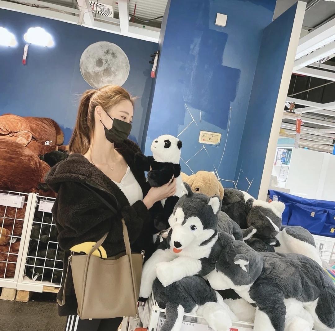 Guo Pinchao and Ma Zehan go shopping sweetly, and he is willing to be a ...