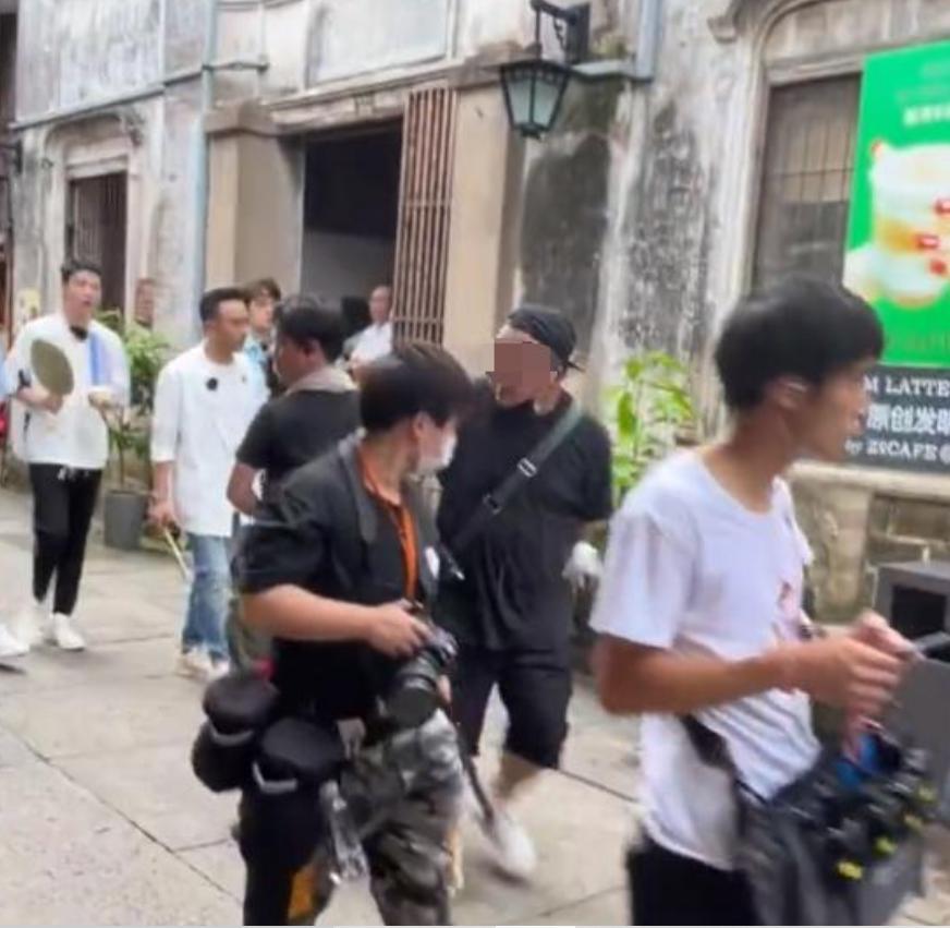 Wang Han appeared on the street to record variety shows, the staff ...