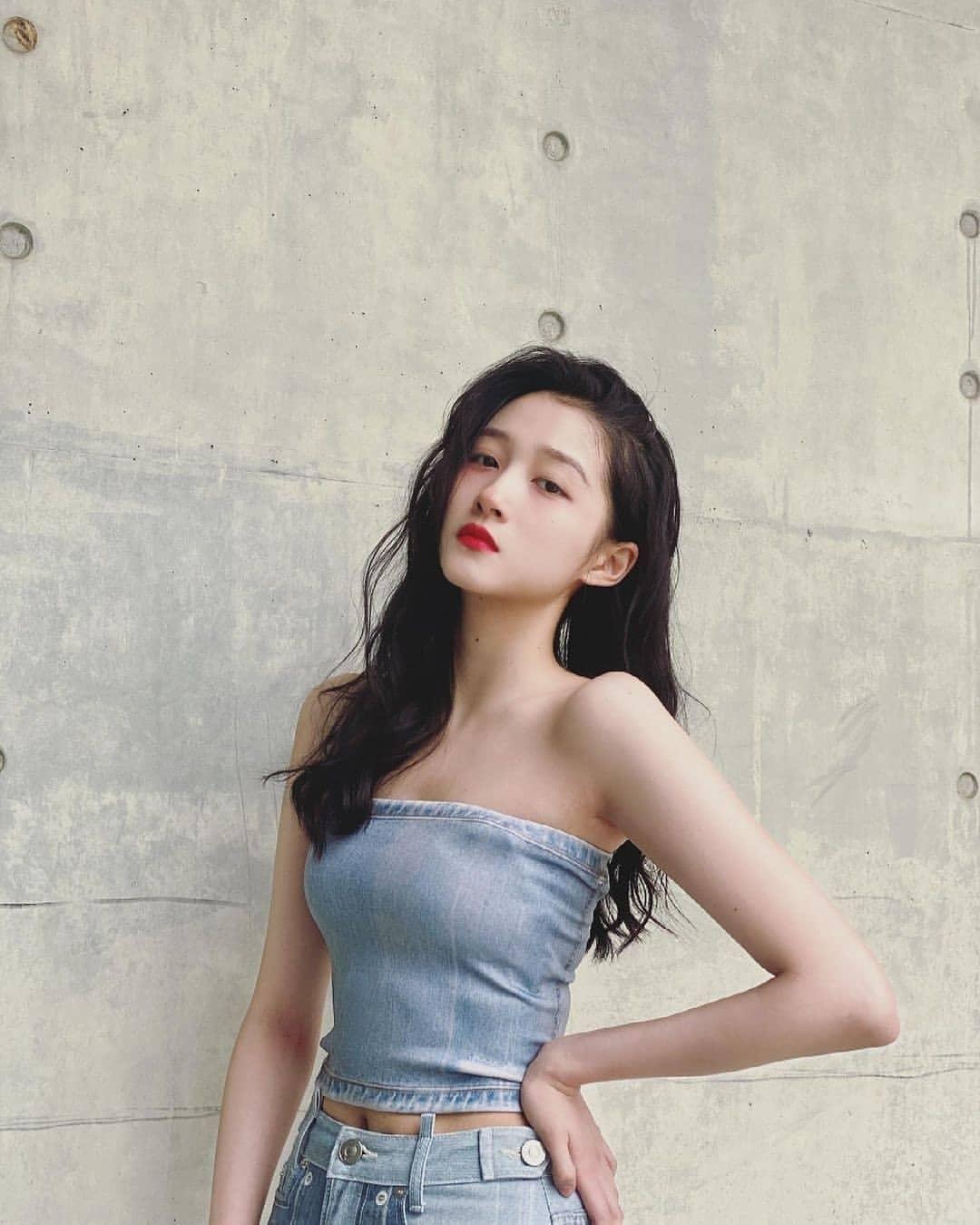 Guan Xiaotong's legs are beautiful again. Wearing a tube top and jeans, the "42-inch" long legs ...