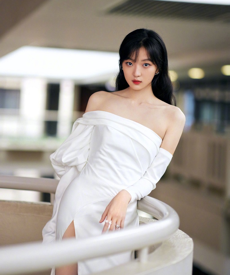 The actress's body is so superior!Sun Qian attended the white magnolia ...