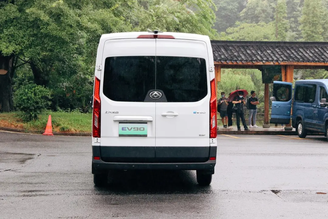 Test drive SAIC MAXUS EV90: The space is so big that there are no ...