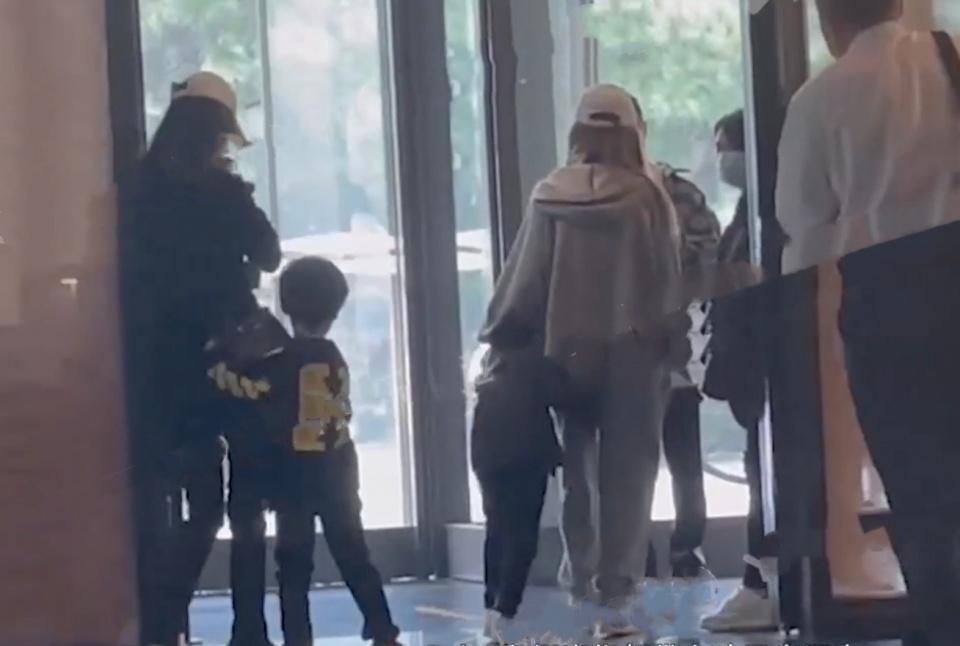 No marriage?Huang Xiaoming baby took a small sponge out to play, the ...