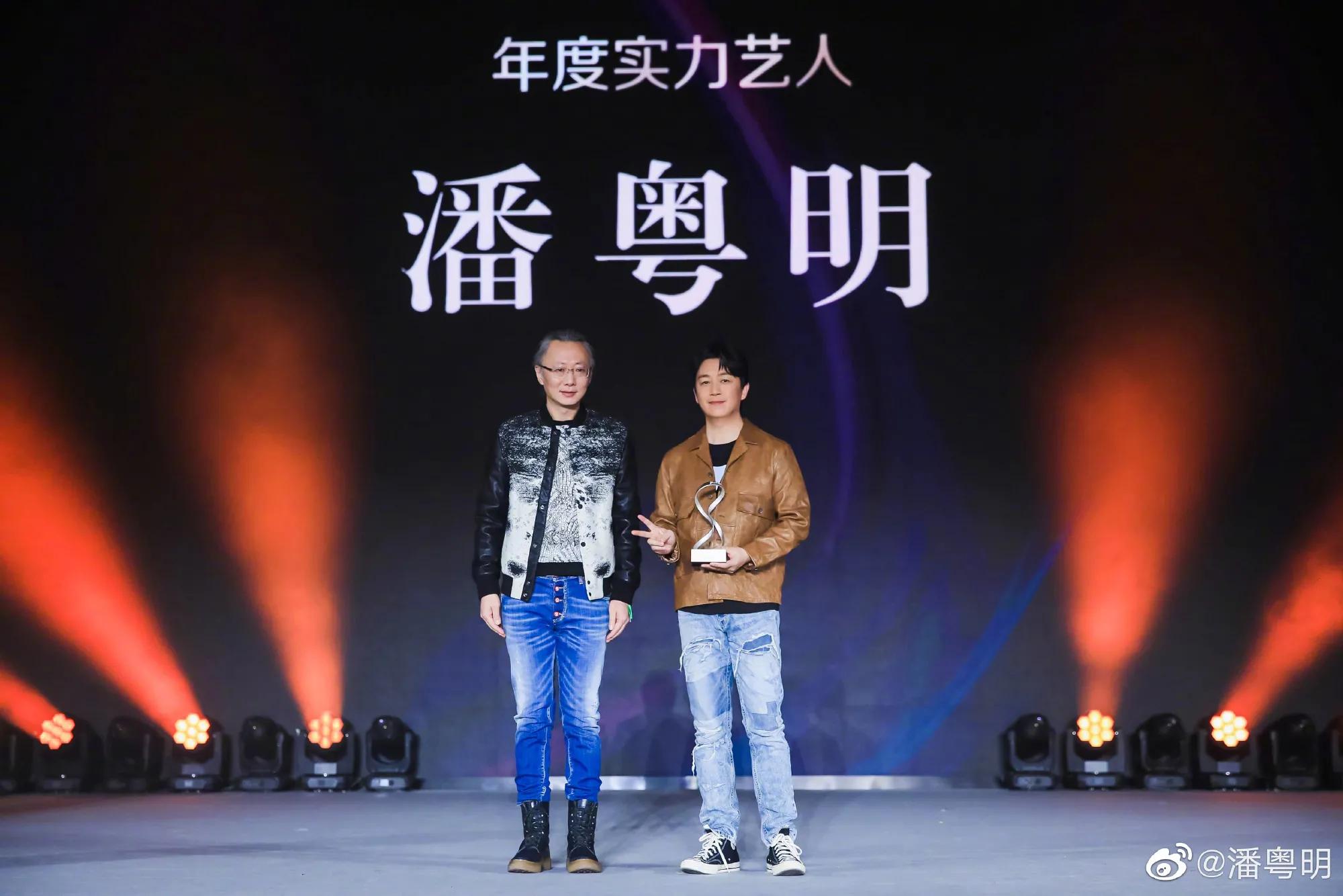 Hui Yinghong walked on the red carpet in thick-soled shoes, Lin Yun ...