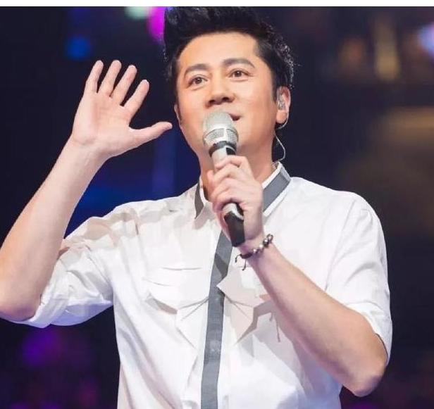 The 52-year-old Cai Guoqing and his wife's recent photos came out. They ...