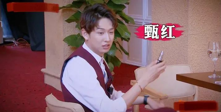 What is the background of Qi Sijun, the host of "Big Brother Overcoming ...