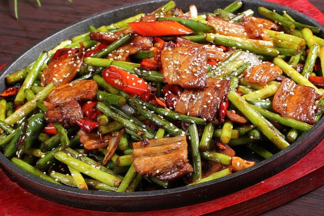 Stir-fry the garlic moss directly in the pot. If you want the garlic ...