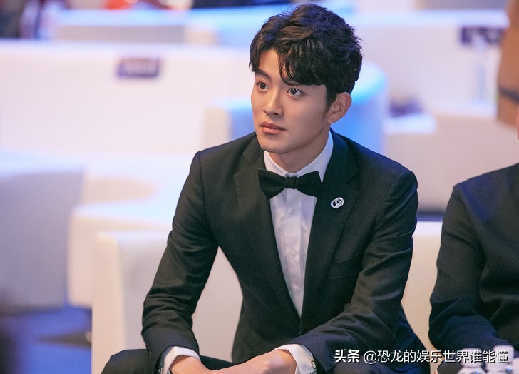 Whoever Zhou Yiwei looks like is favored by Zhang Ziyi and he is ...