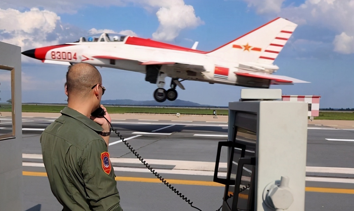 JL10 carrier-based aircraft pilot training aircraft unveiled, it is a ...