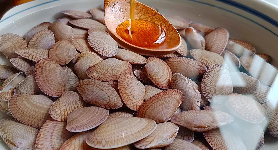 When washing clams, it is most avoided to add salt directly. The old ...