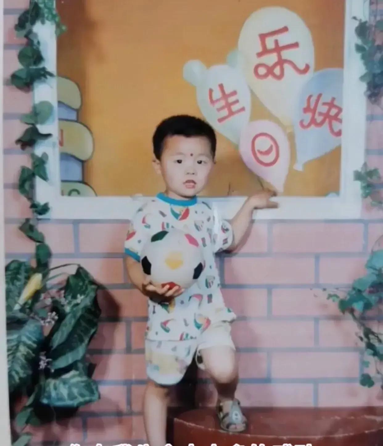 In his childhood, Guo Wei was full of spirit. When Du Xinzhi and Guo ...