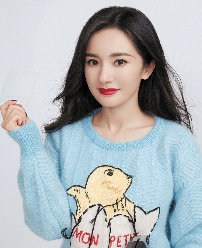 Ju Jingyi hits against Yang Mi, her eyes are different in many details ...