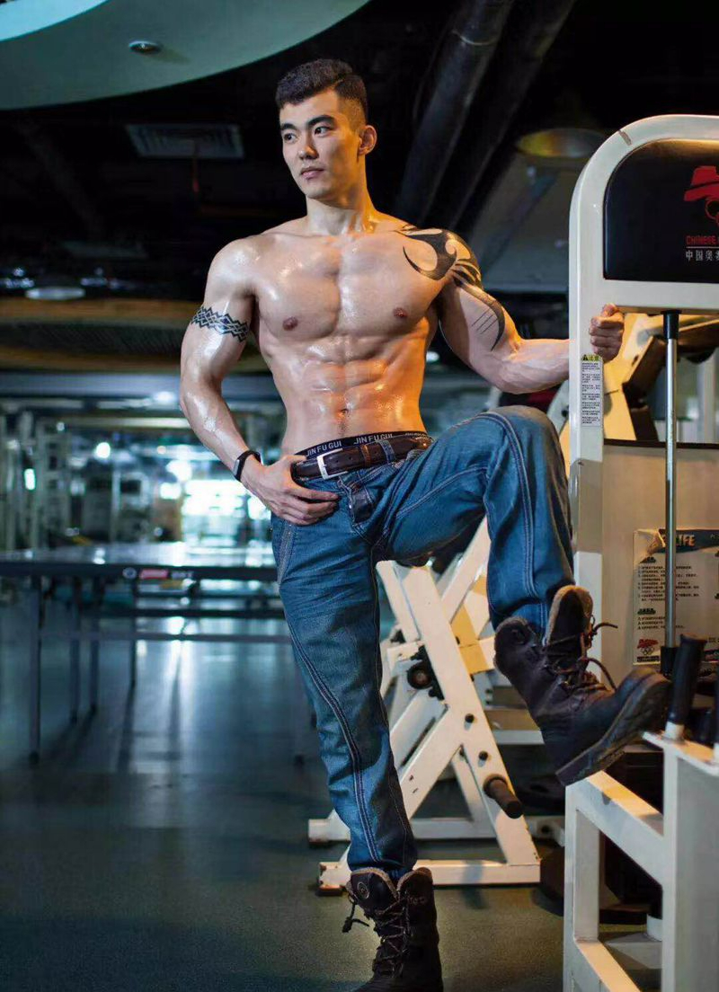 The post-90s fitness muscular man has a body fat rate of only 10%. The ...