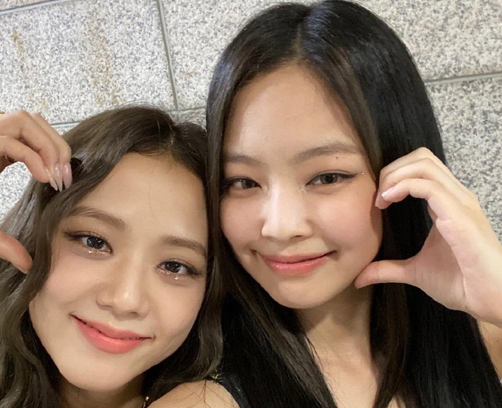 Jennie's new photo: vest and trousers show off the waistcoat line, the ...