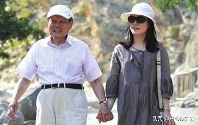 Yang Zhennings 100th Birthday 54 Year Old Wife Weng Fan Reveals