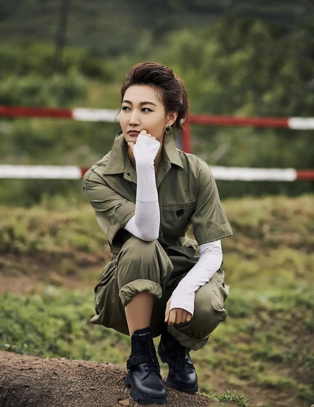 6 CCTV presenters walked the outdoor show, and Zhu Xun appeared for ...