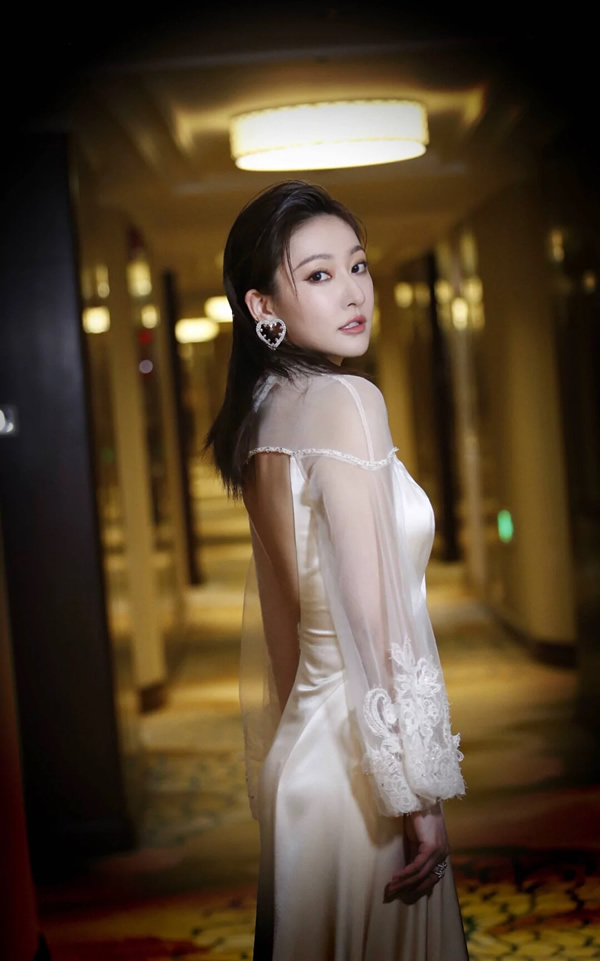 Treasure girl!He confessed in the backlight, full of aura, "old actor ...