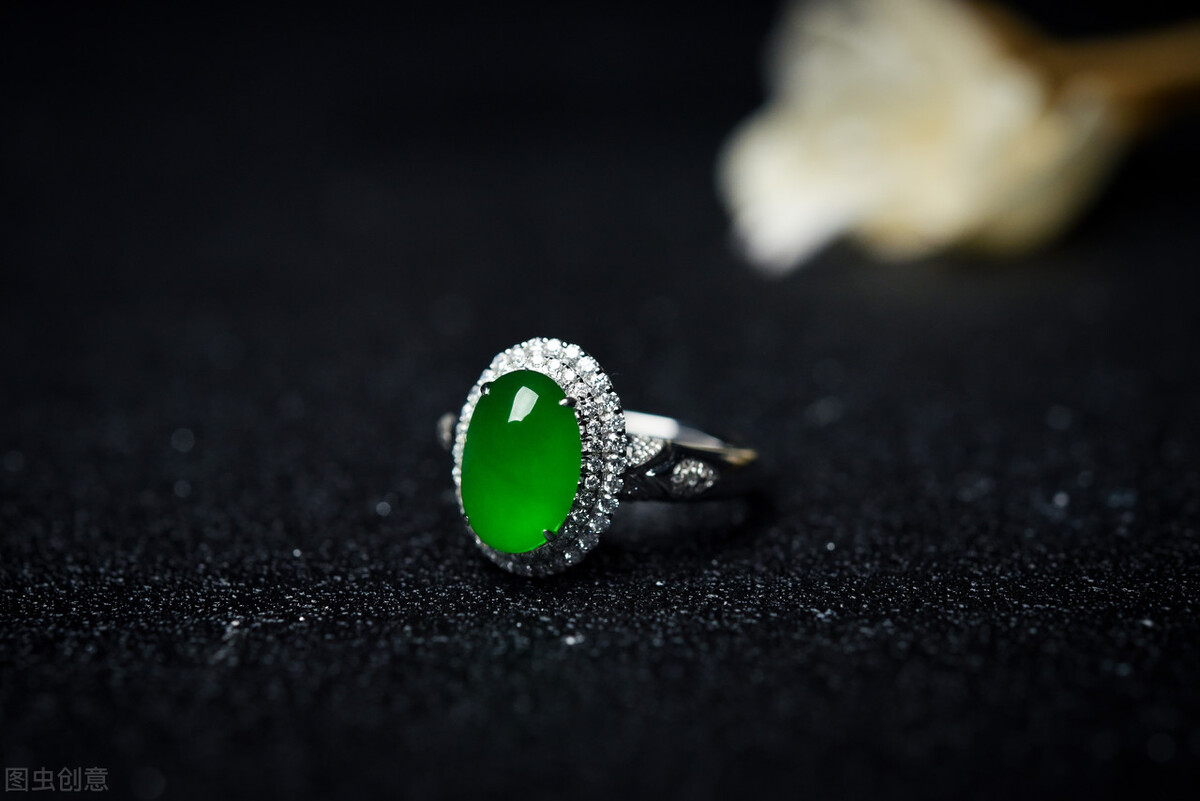 The European beauty star tells you that wearing jade is so beautiful ...