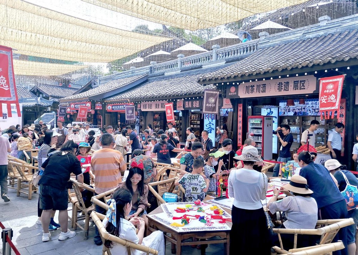 The intangible heritage bazaar took turns to stage the "handmade in ...