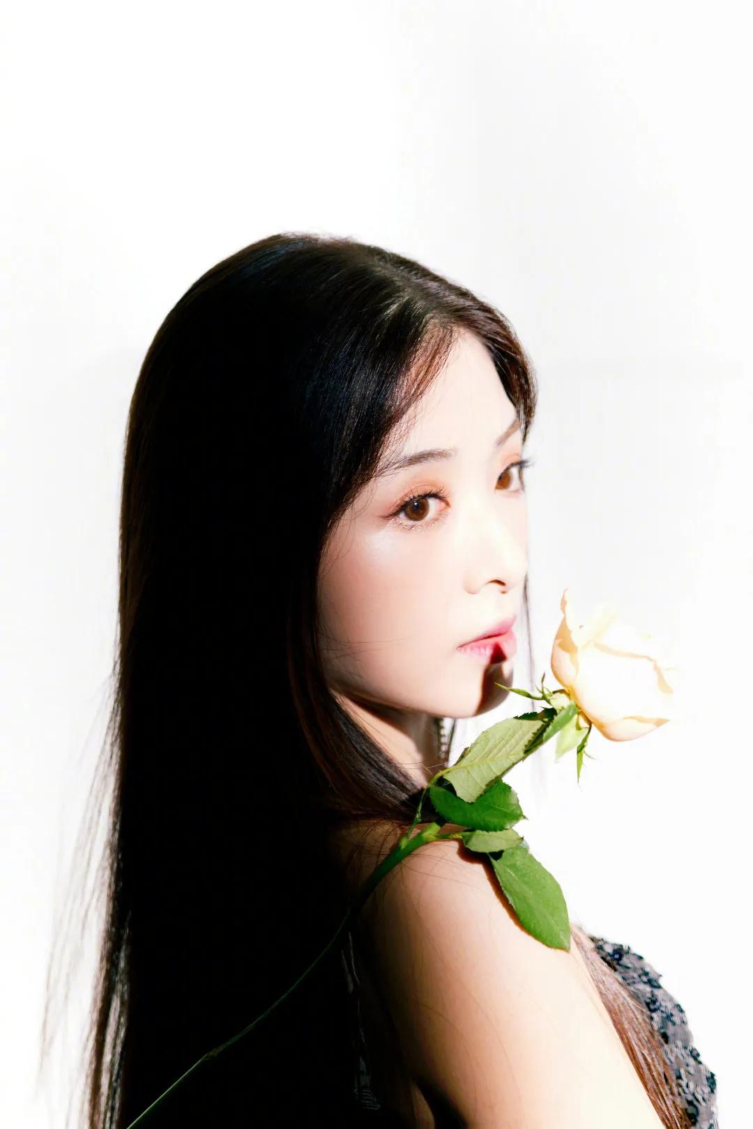 The stage photo of Miss Zhang Hanyun chic - iNEWS