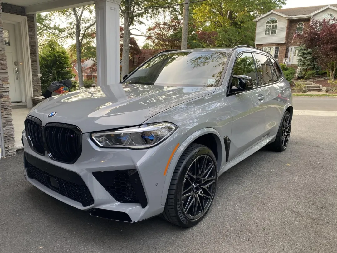Cement gray X5M Thunder Edition, it really looks good with any paint on ...