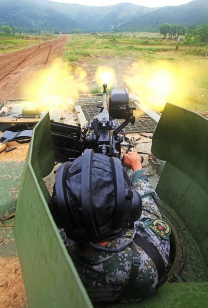 Catch up with the world trend! The PLA's new remote control machine ...