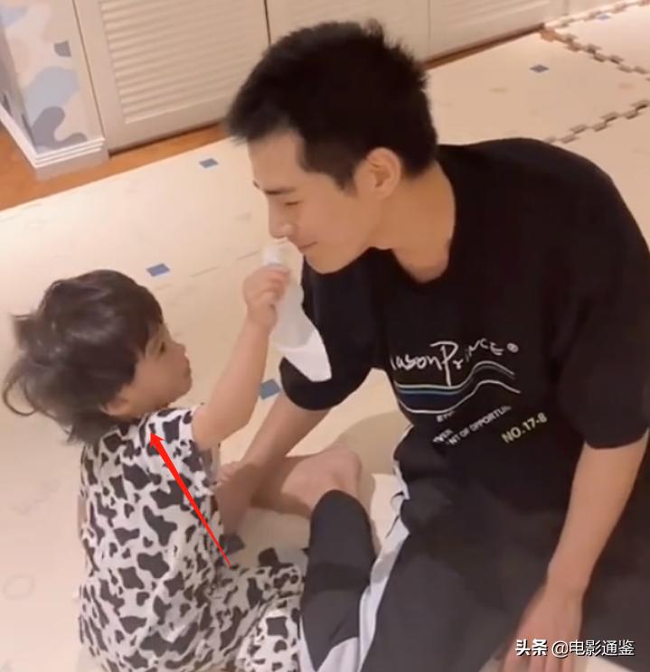 Jiang Chao plays parent-child games with his son, and Daniel at the age ...