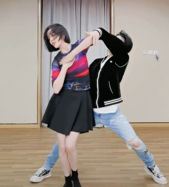 Liya Tong and her 7-year-old male star dance hotly, the ant sucks her ...