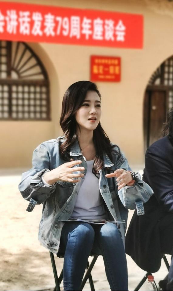 The miracle of nine moons Wang Xiaowei is very charming, wearing a denim jacket like a school ...